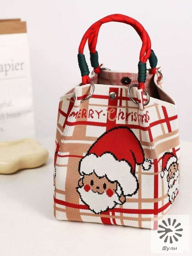 Сумка-тоте женская красно-белая с новогодним принтом 'Merry Christmas' и Дедом Морозом