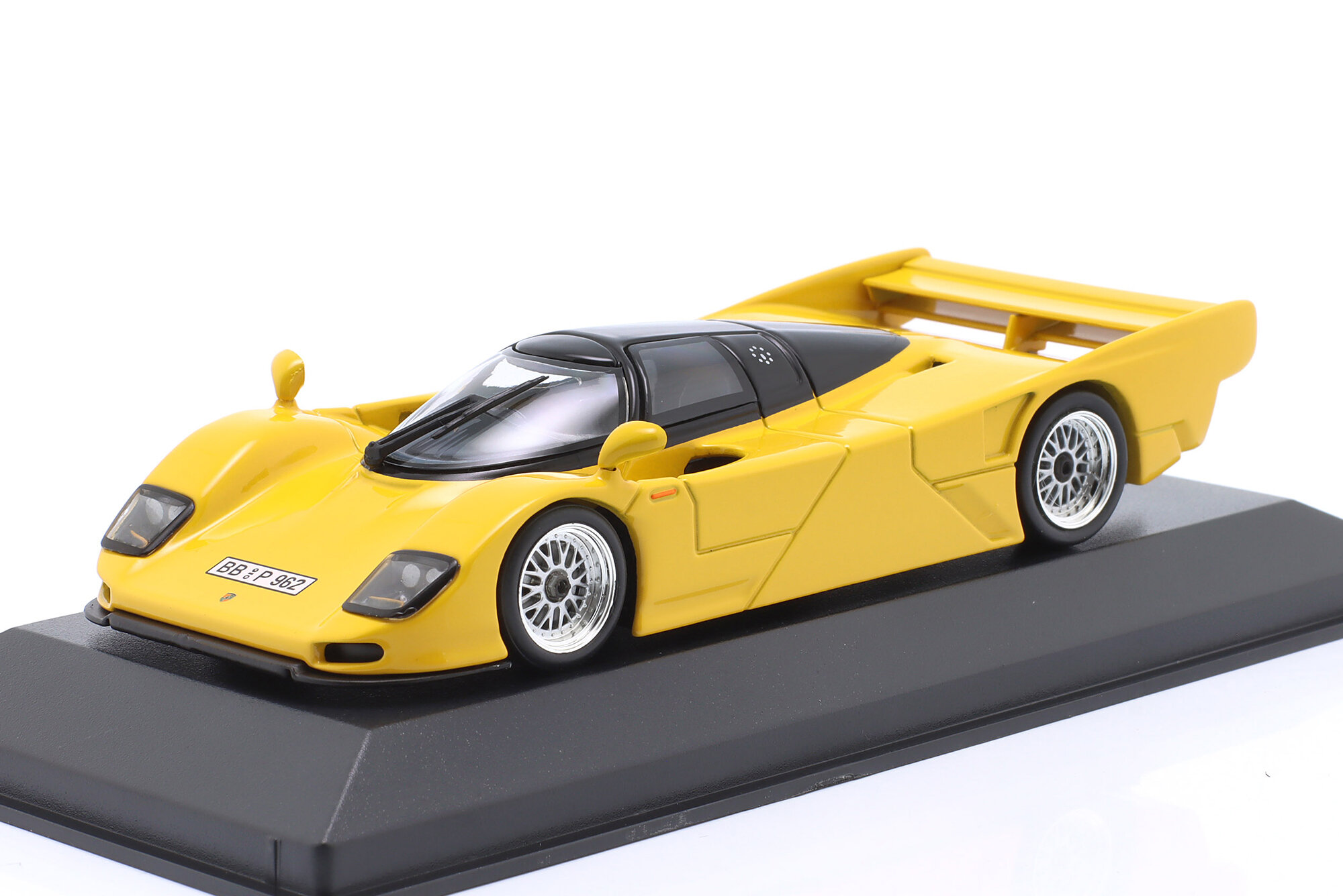 Модель коллекционная MAXICHAMPS Porsche dauer 962 street 1994 yellow