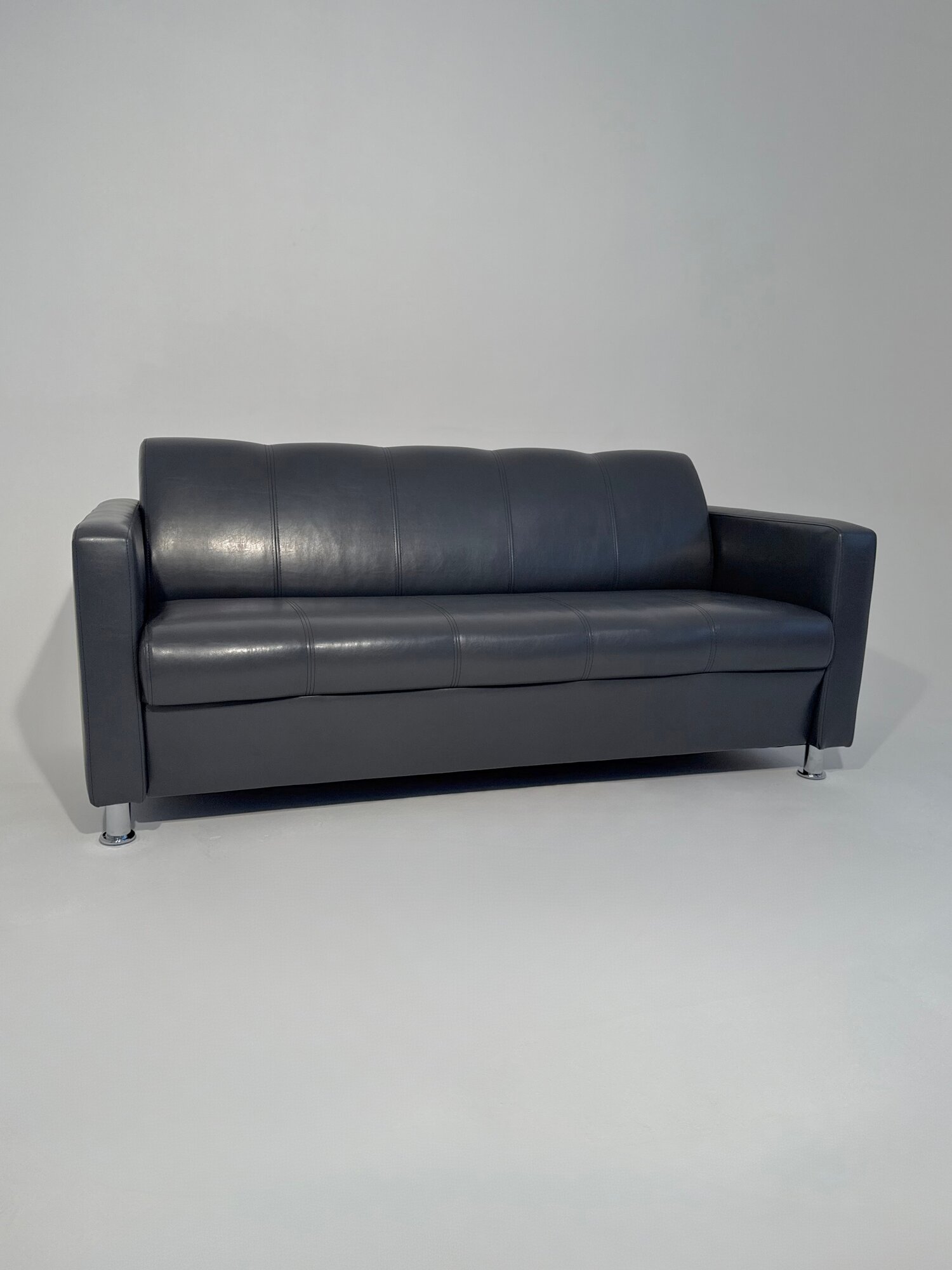 Диван офисный Сенатор 1700, механизм Нераскладной, 170х80х82 см, серый глянцевый, с отделочной строчкой