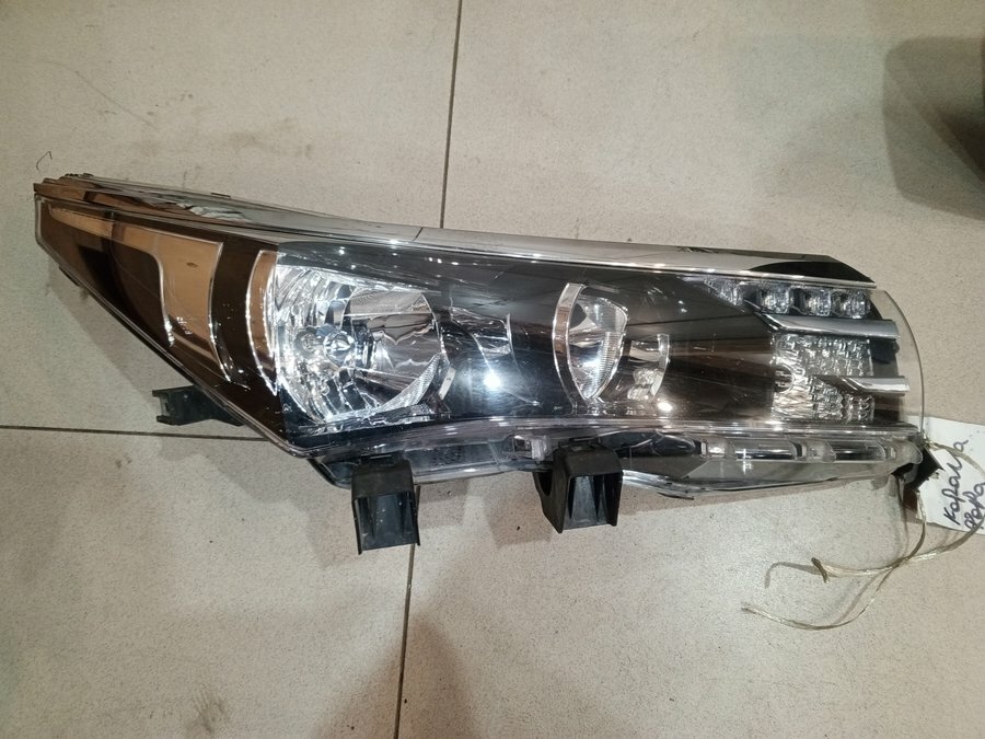 Фара правая от Toyota Corolla E180 2012-2019