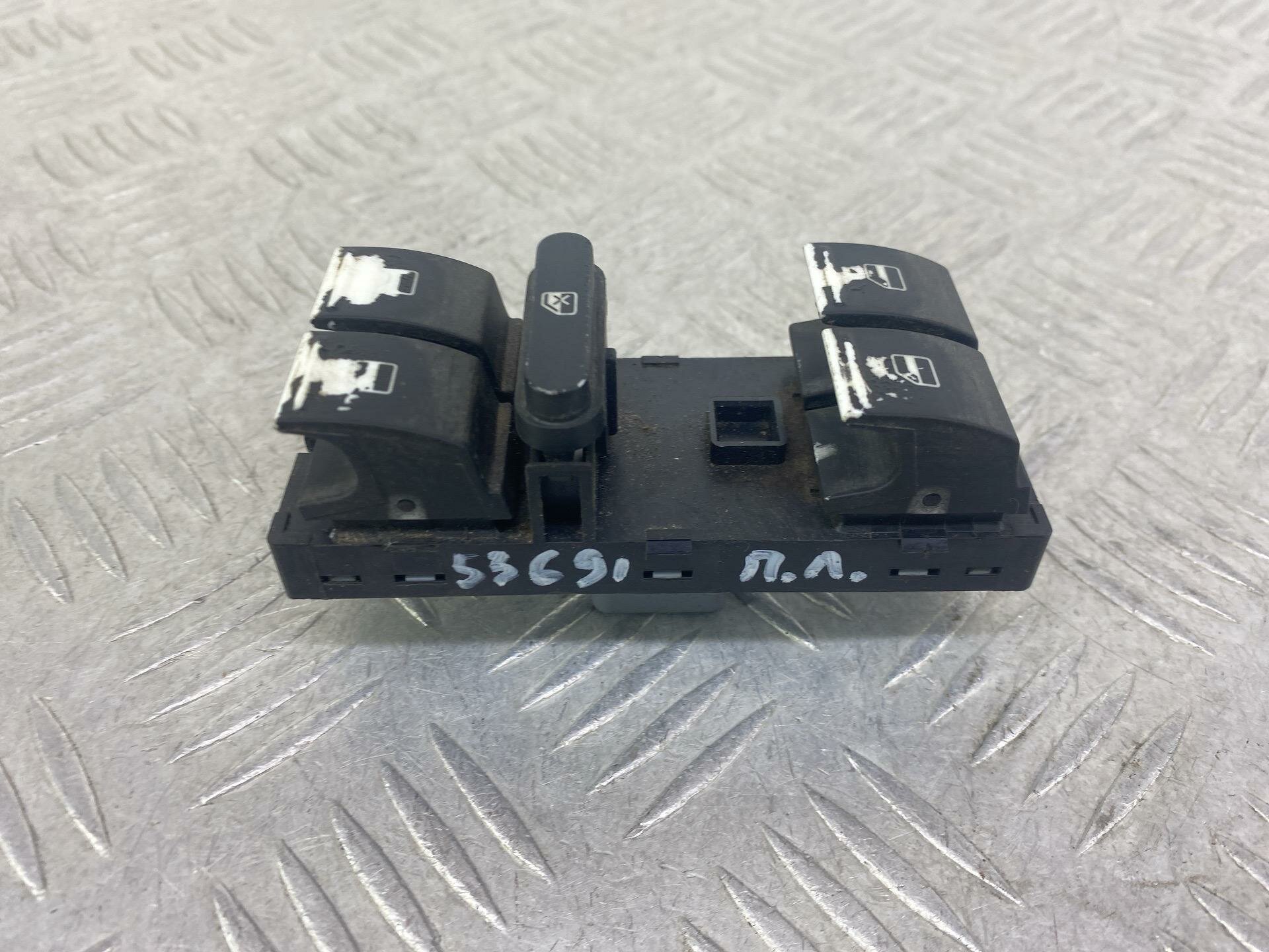 Блок управления стеклоподъемниками передней левой Volkswagen Passat B6 2006 1K4959857A