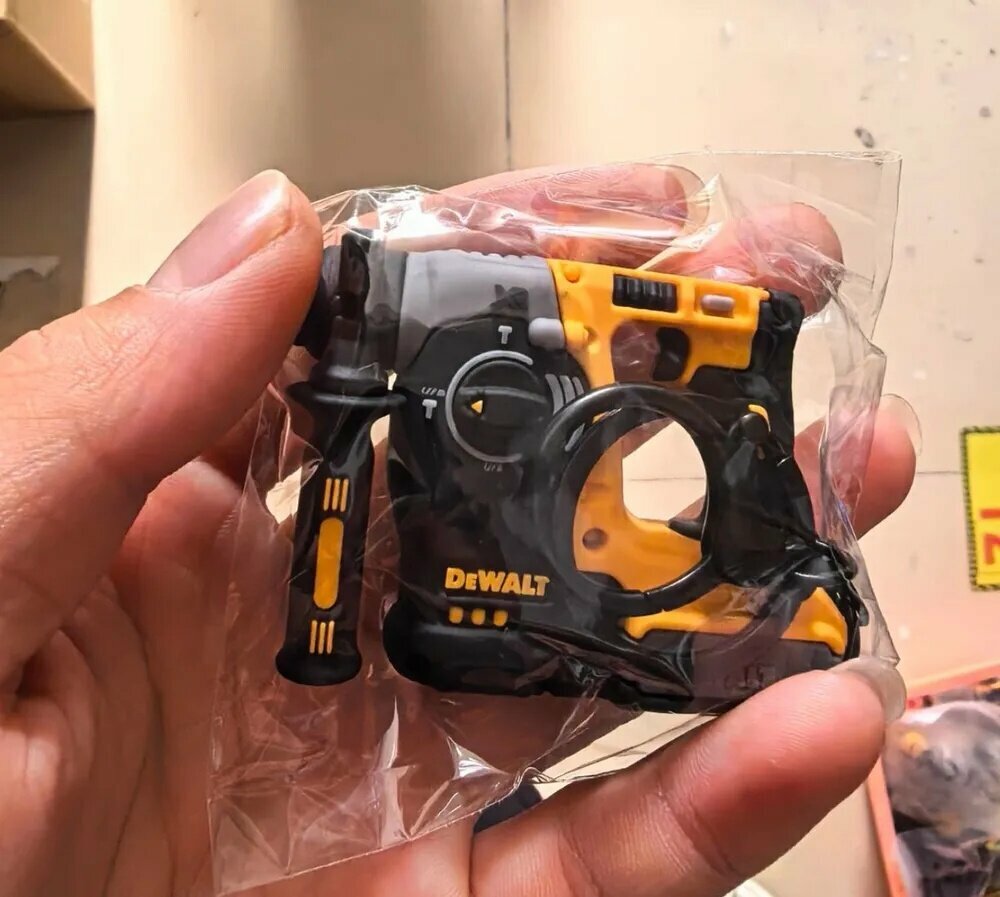 Брелок DeWalt DCH273. Брелок-модель ограниченной серии перфоратора — фото 1