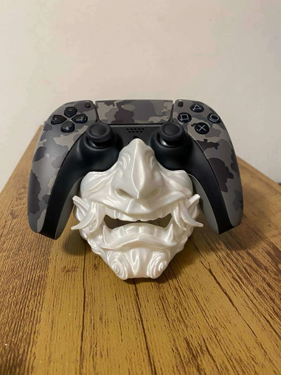 Подставка для контроллера PS5 выполненная в стиле "Маска с клыками"