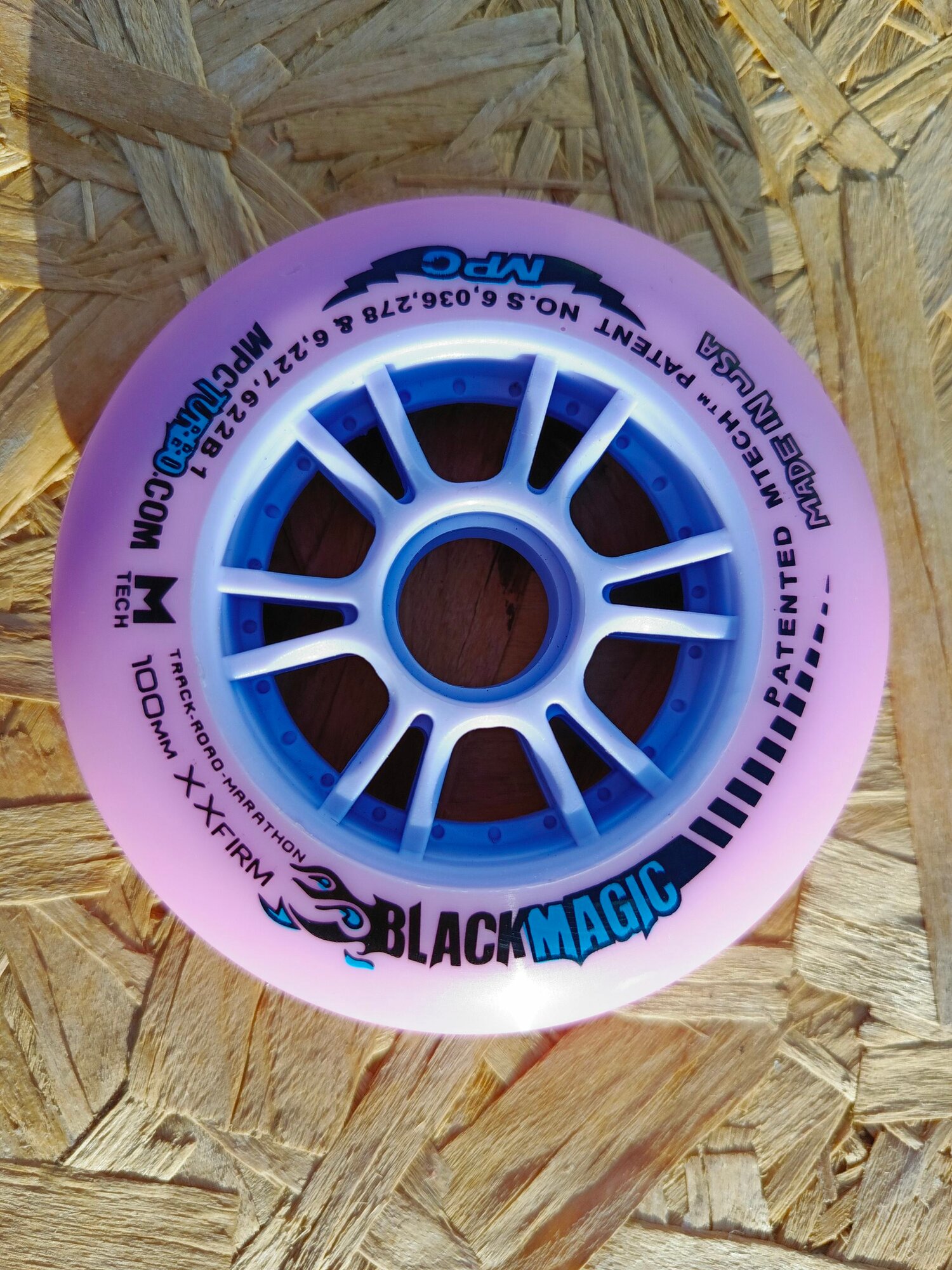 Колеса для роликов 100мм, жесткость 85а, Black Magic XXFirm c красной прямой ступицей. 6 штук.