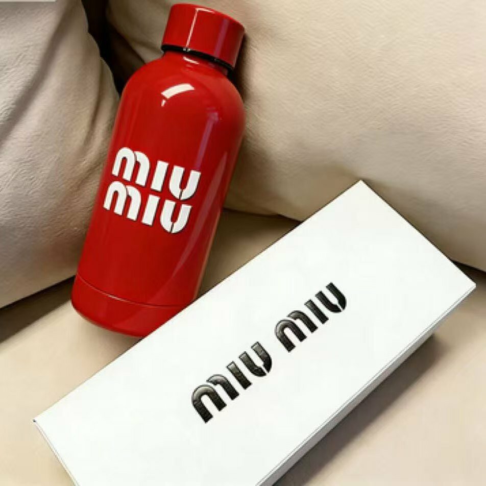 Стильная термобутылка для воды Miu, с вакуумной изоляцией, доступна в различных мягких и ярких цветах.