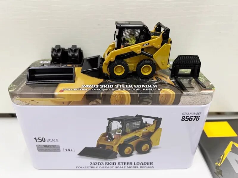 Модель погрузчика CAT 242D3 HYINUO 1:50