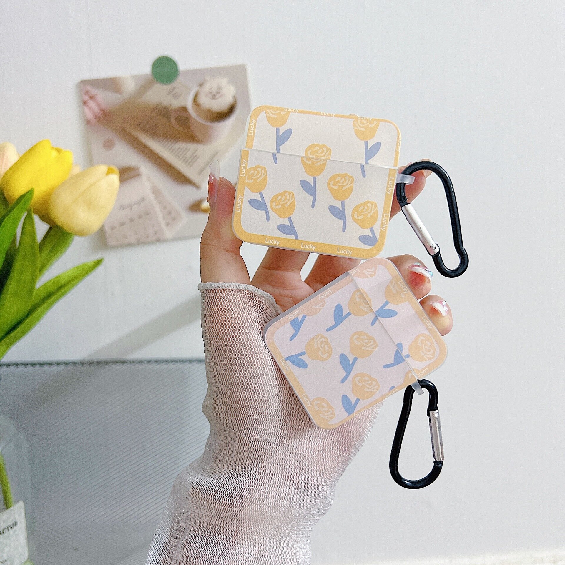 Chekhol AirPods 4 s zheltym tsvetkom, gradientnyy kvadrat