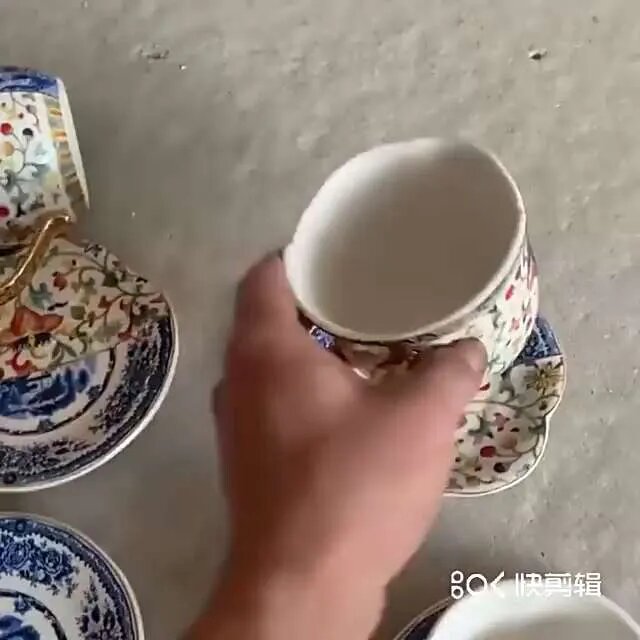 Элегантный фарфоровый набор чашка‑блюдце, флористический узор с колибри, позолоченные детали для сервировки стола — фото 1