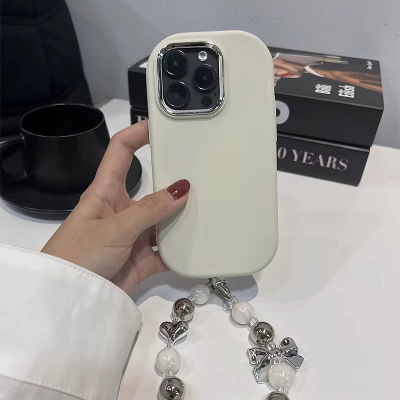 IPhone 15 Pro Max Силиконовый полный чехол с электропокрытием рамки и браслетом в антично-белом цвете Премиум качество