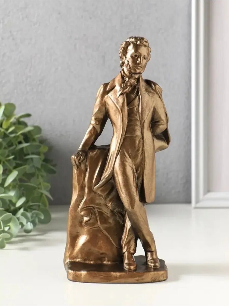 Бронзовая фигура Пушкина — символ русской культуры