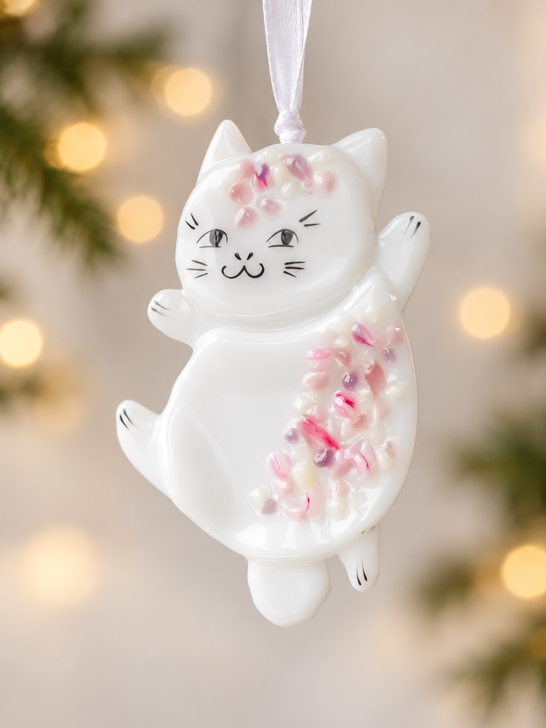 Ёлочная игрушка Кот Зефирка из стекла GLASSNAYA, ручная работа, фьюзинг, новогоднее украшение