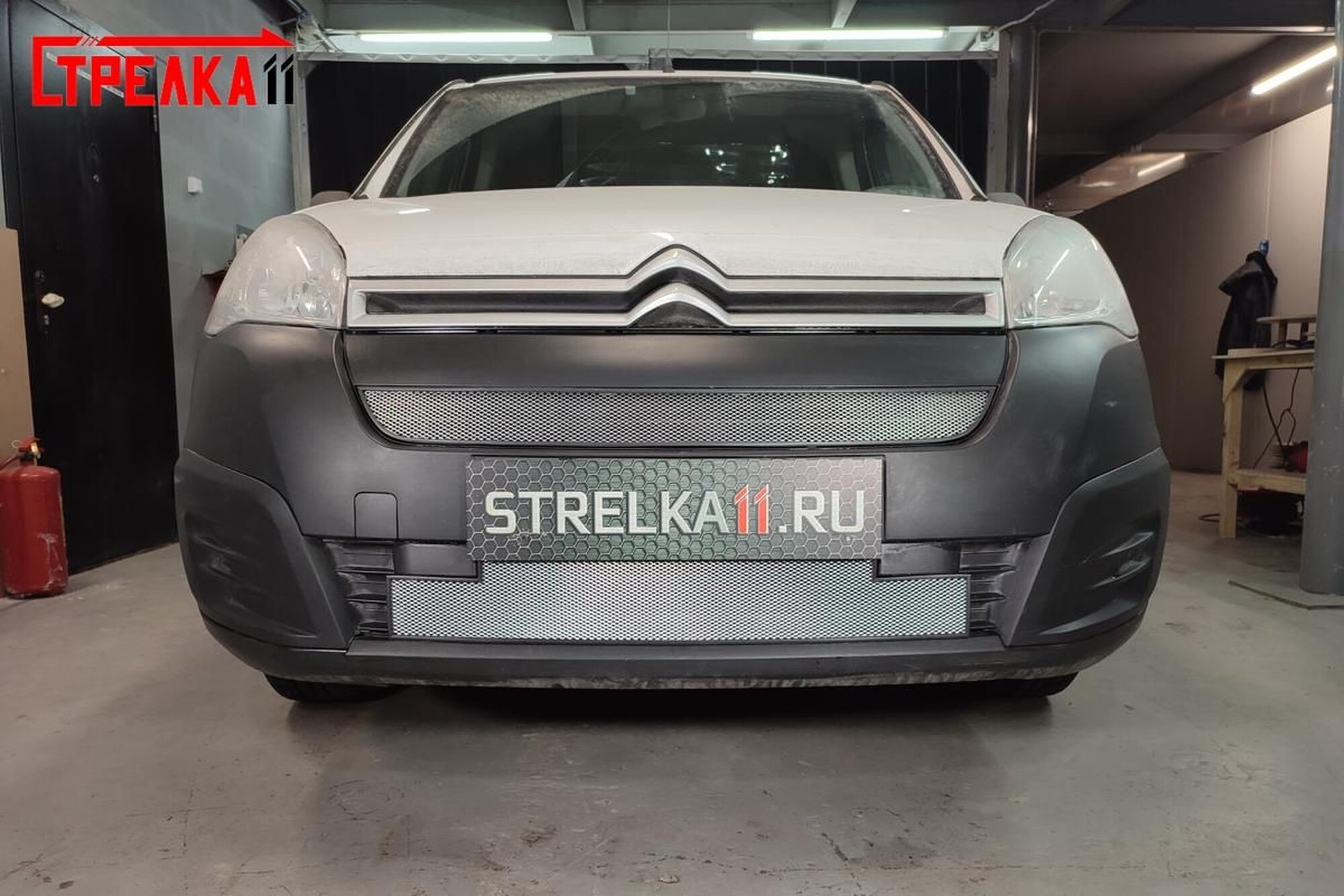 Защитная сетка радиатора с окантовкой и защелками для Citroen Berlingo (B9) 2016-2022 (II рестайлинг), 2шт, хром
