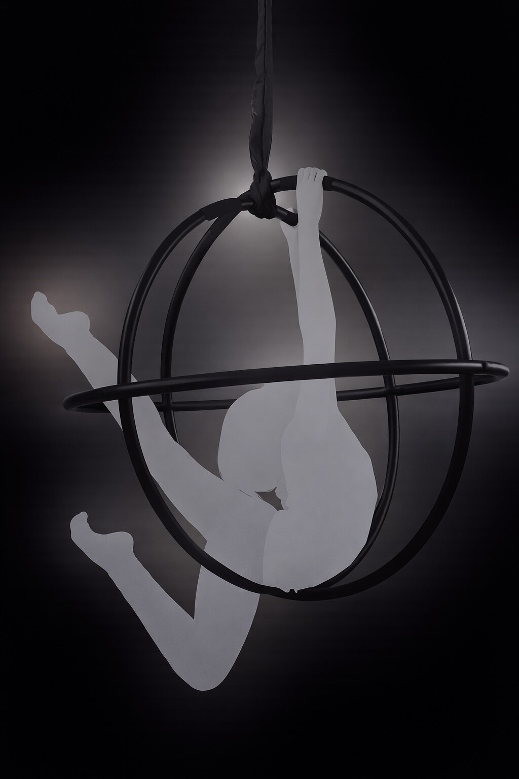 Металлическая сфера для спорта и воздушной гимнастики.