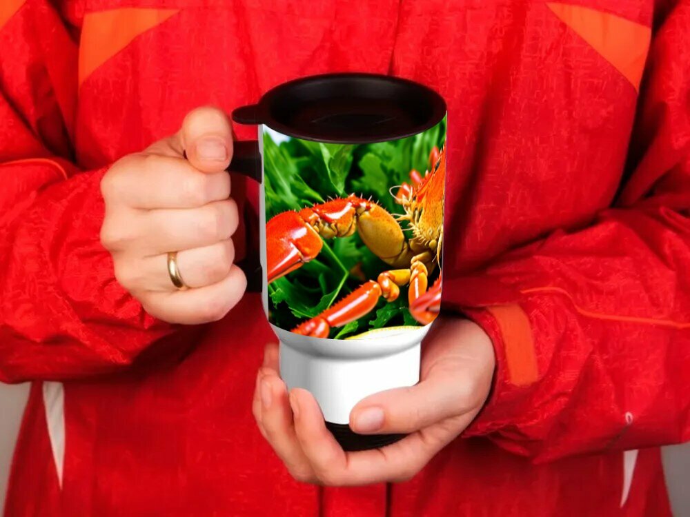 Тремокружка для авто с принтом "Рак-омар, ярко-красного цвета, расположен на деревянной доске. Вокруг него свежая зелень, ломтики лимона и морская соль. На заднем плане виден." 0.5 л.