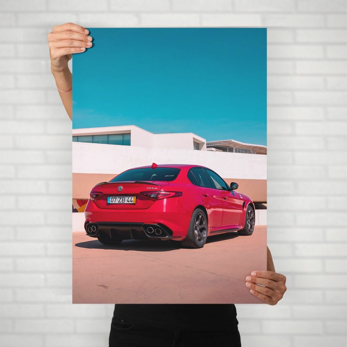 Плакат на стену для интерьера Культовые машины (Alfa Romeo Giulia Quadrifoglio 2) - Постер по легендарным ретро автомобилям формата А2 (42x60 см)