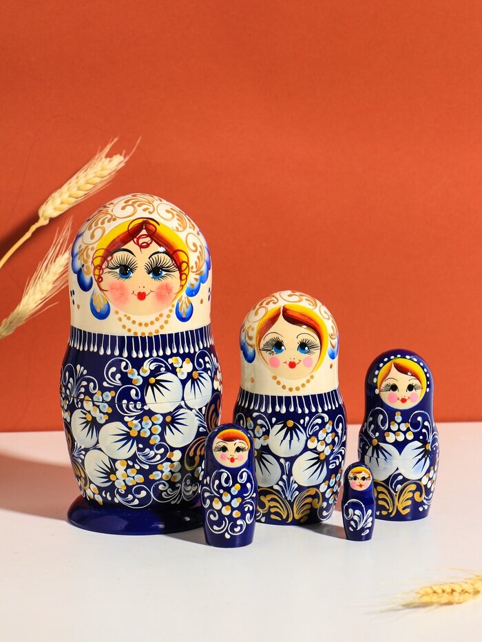 Матрешка дерево «Русская красота», белый платок, 18 см, 5 кукольная, ручная роспись