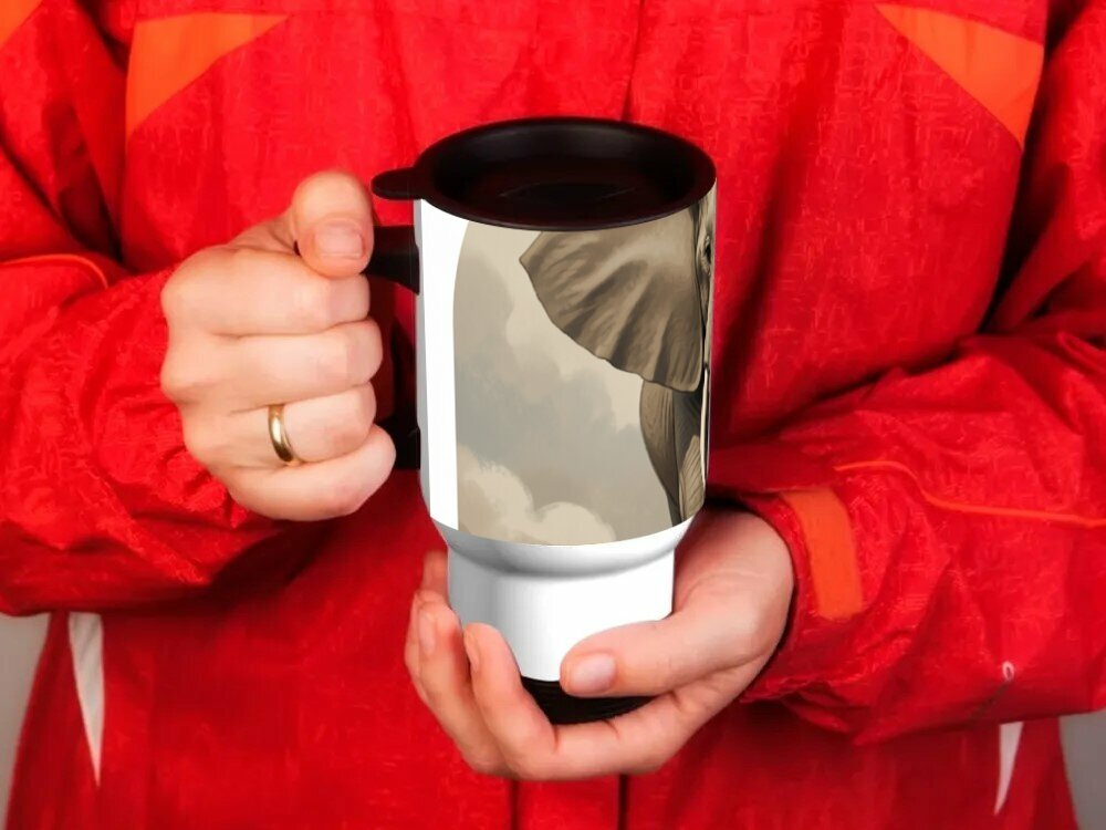 Тремокружка для авто с принтом "Африканский слон на фоне облаков. Величественный серый гигант с крупными ушами и бивнями, фронтальный вид, мягкая иллюстративная подача." 0.5 л.