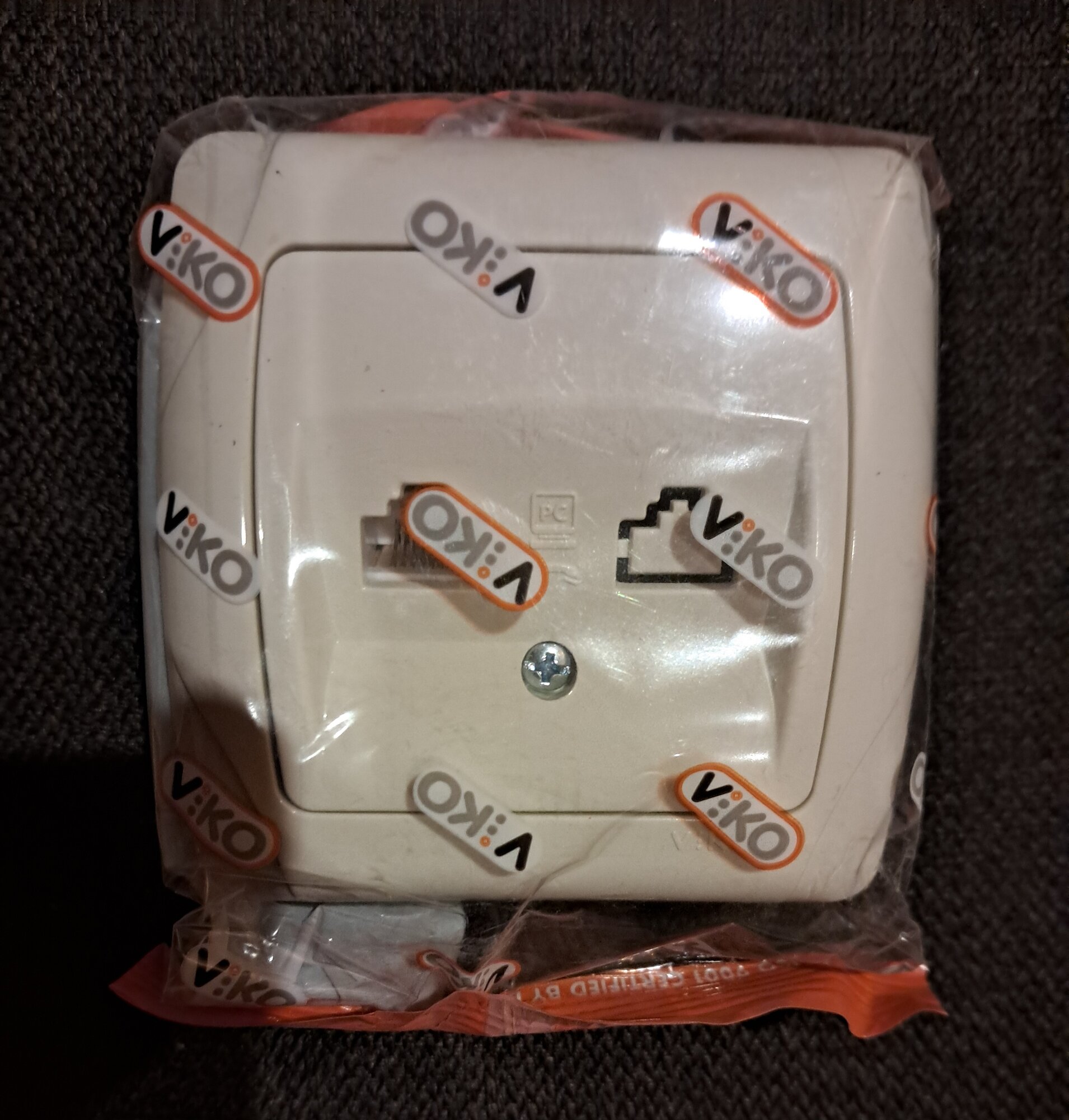 Viko Carmen Компьютерная розетка RJ-45 кат. 5e UTP + гнездо Крем