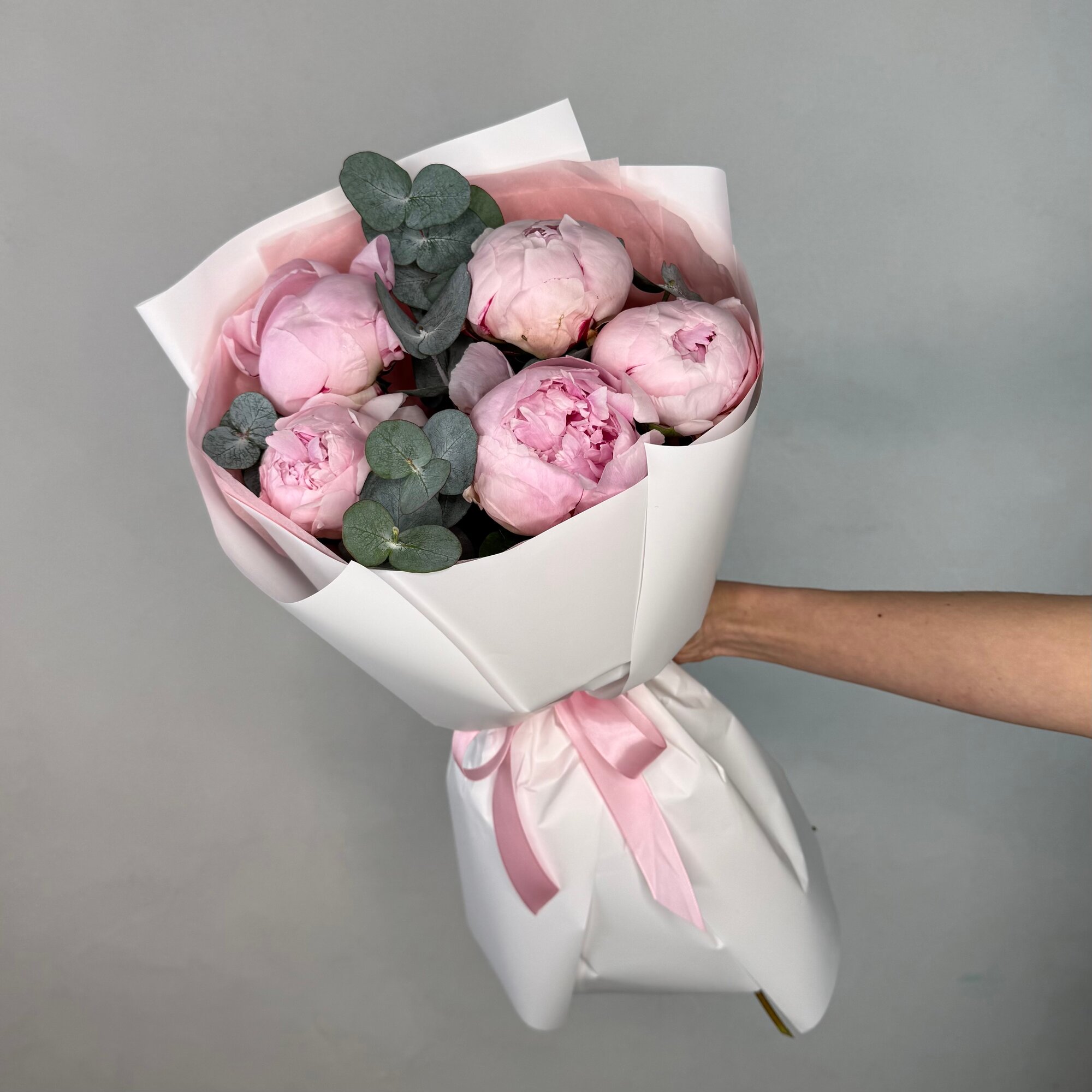 Букет из 5 розовых пионов с эвкалиптом в подарочной упаковке от "FlowerLand"