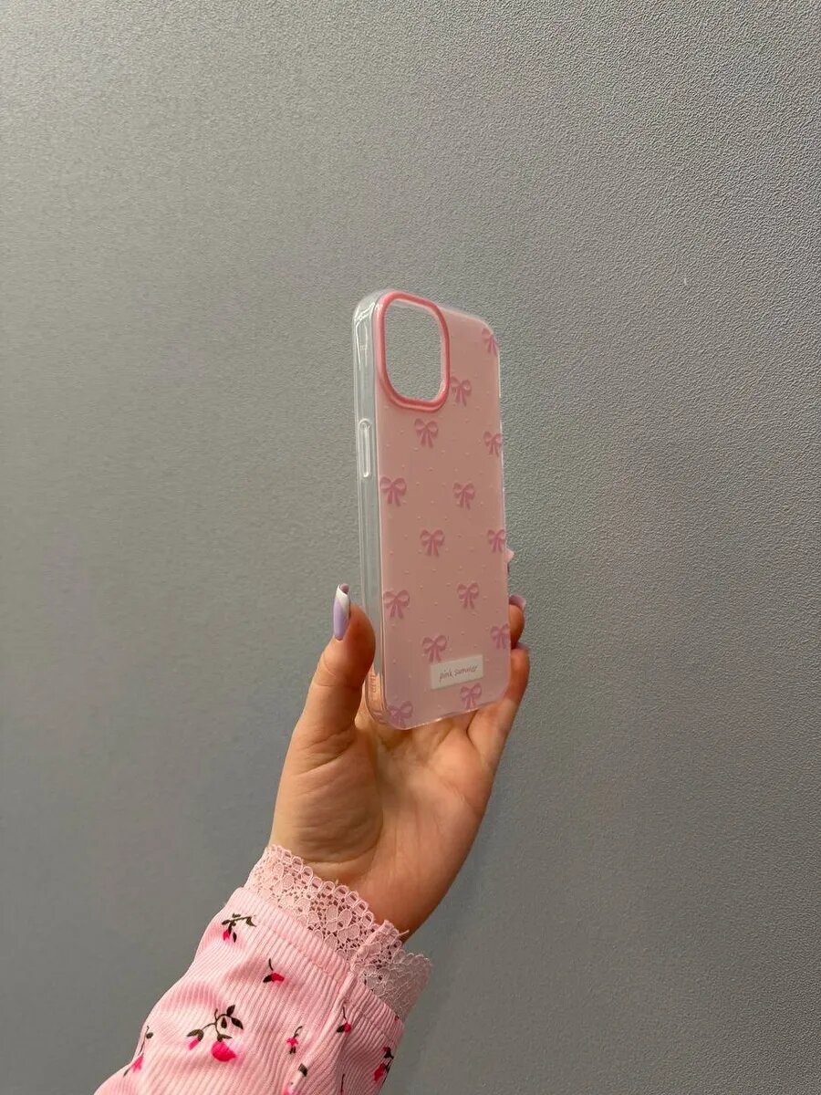Чехол "Бантики", для iPhone 15 розовый, защита беспроводной зарядки — фото 1