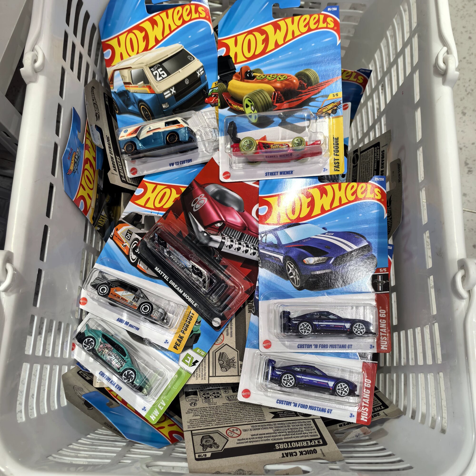 Серия MINISO Hot Wheels: Гоночный автобус Mattel к 80-летию компании Hot Wheels Mattel 80th Anniversary Cars -