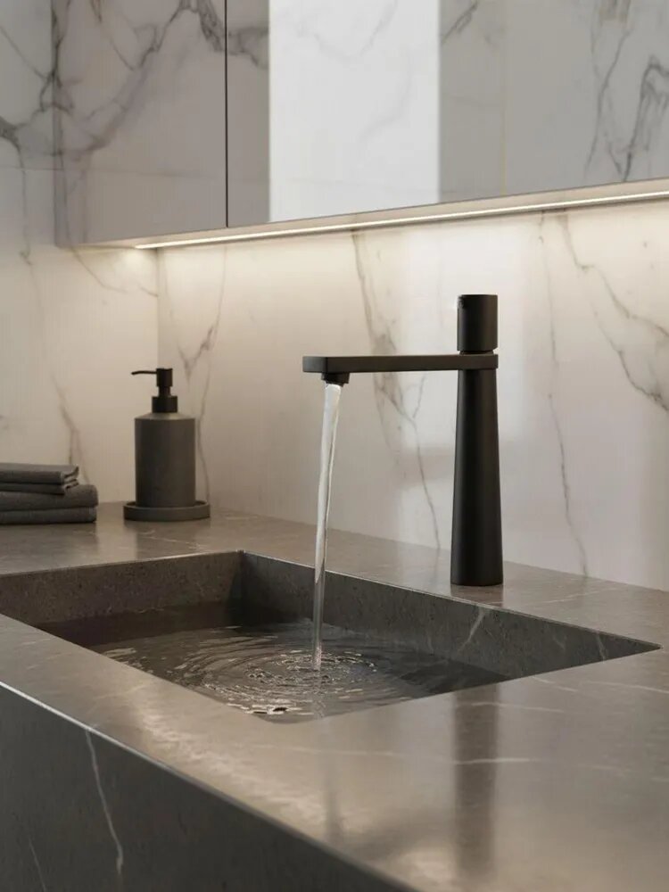 Смеситель GROHE черный для раковины с донным клапаном, высота излива 90 мм — фото 1