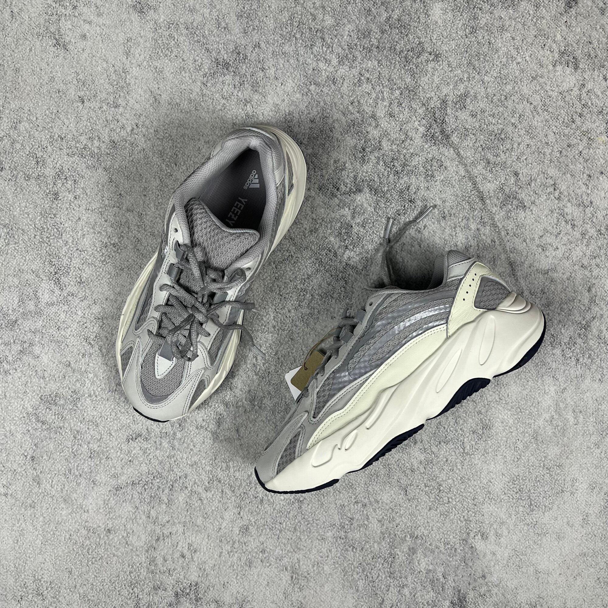 Кеды adidas YEEZY BOOST 700 V2, размер 9 US, бежевый — фото 1