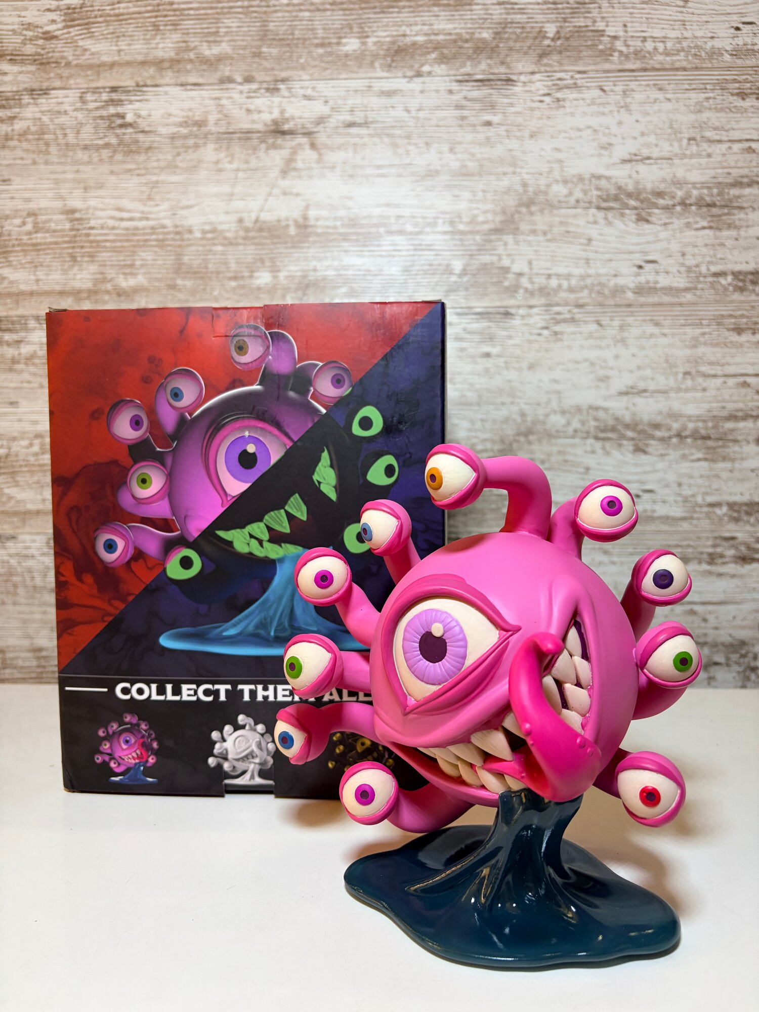 Фигурка Dungeons & Dragons Beholder Collectible Resin Art Figure, Glows in the Dark, 18 см от Kidrobot