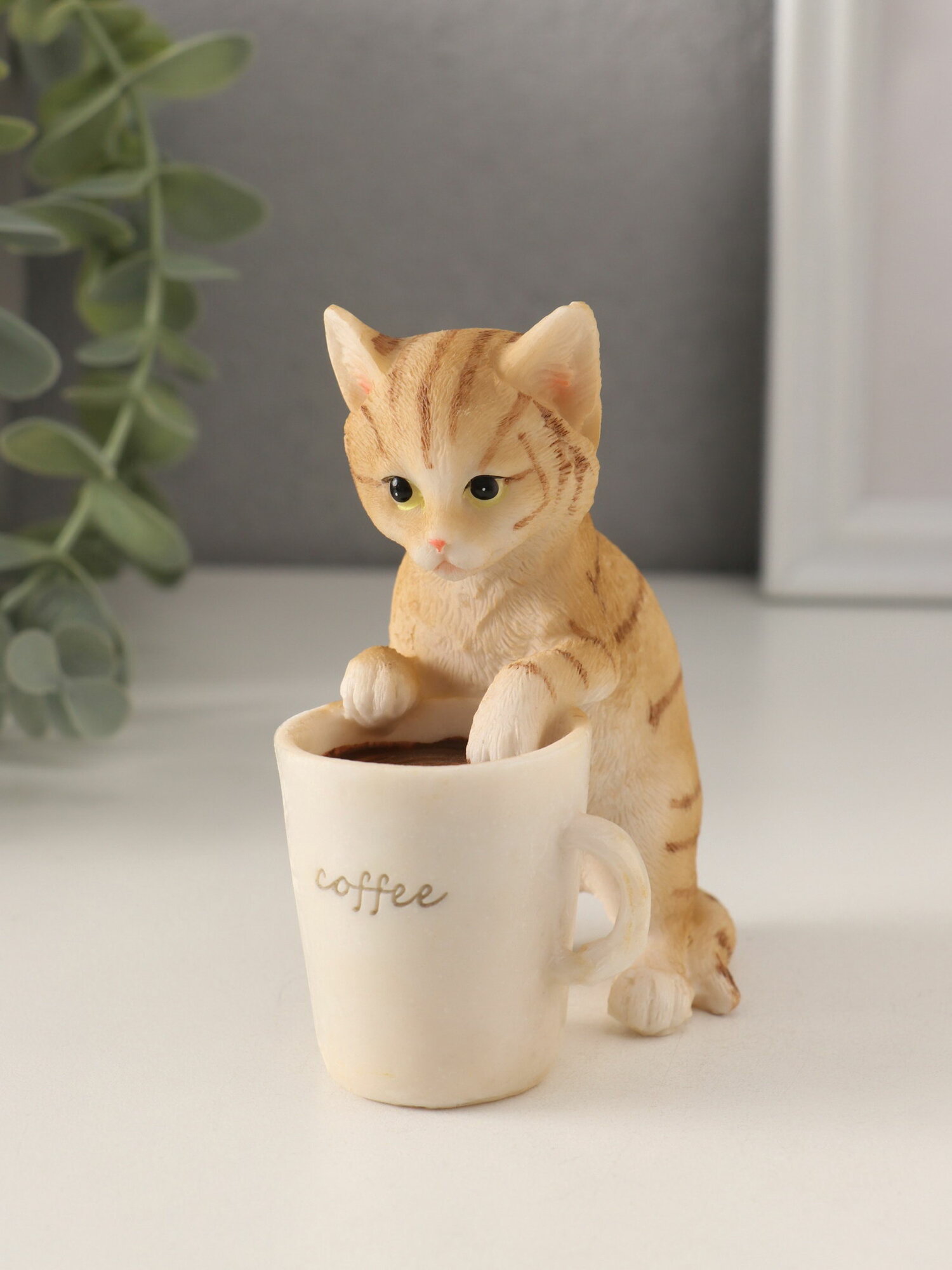 Фигурка полистоун "Рыжий котёнок с чашкой кофе", 8.5x5.5x10 см