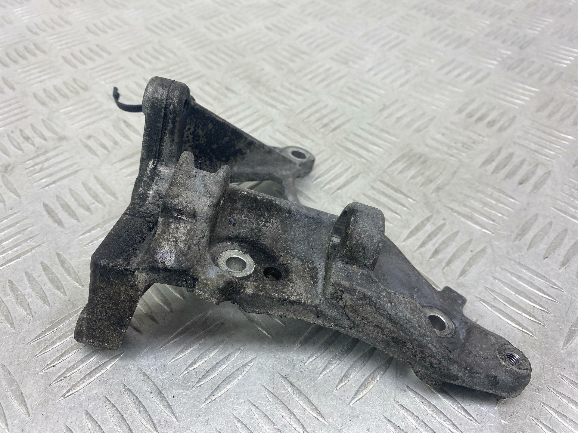 Кронштейн генератора Ford Focus 2 2005 9663249480