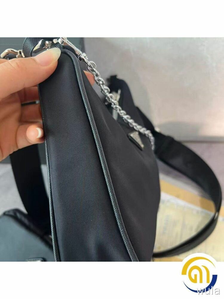 Сумка Prada черная полумесяц с цепочкой 22x18x6.5 см 0.38 кг, baguette, для женщин на каждый день с небольшим кошельком — фото 1