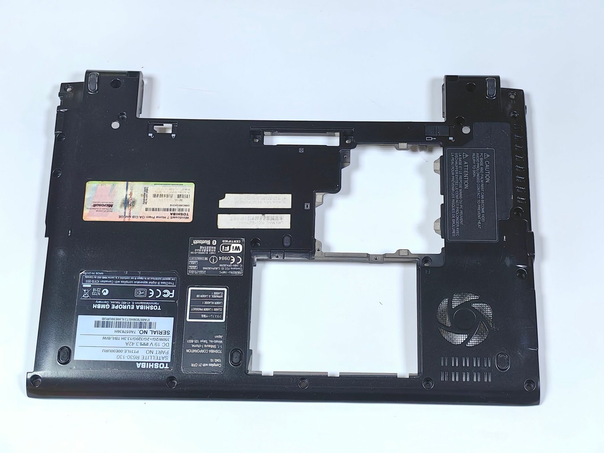 Нижняя часть корпуса, поддон ноутбука Toshiba Satellite R630