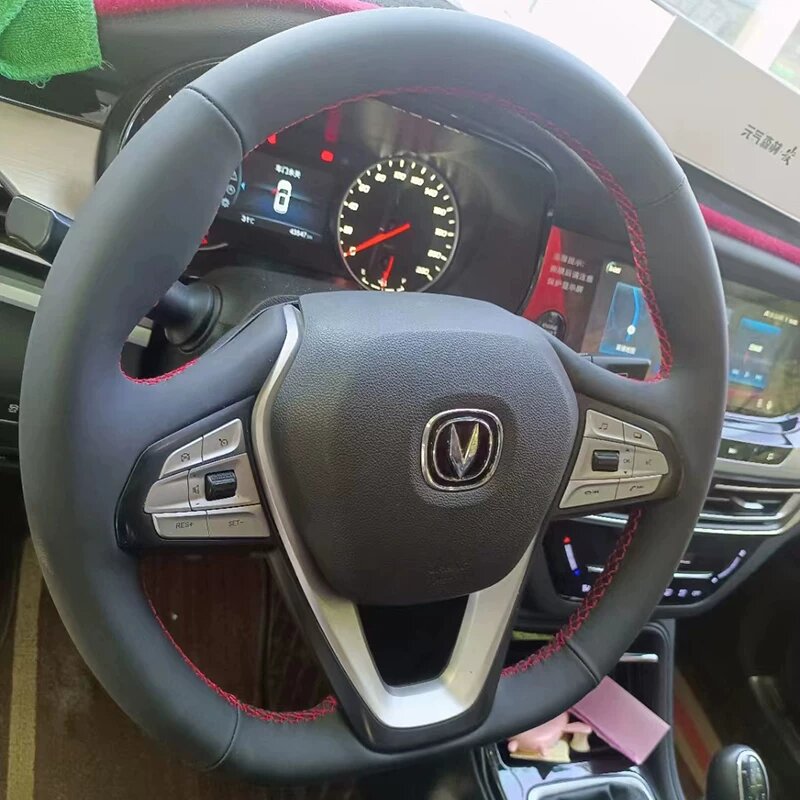 Накладка на руль для Changan Yi Dong 2018-2020 гг. из натурального микровелюра, черная кожа с красной вышивкой, без