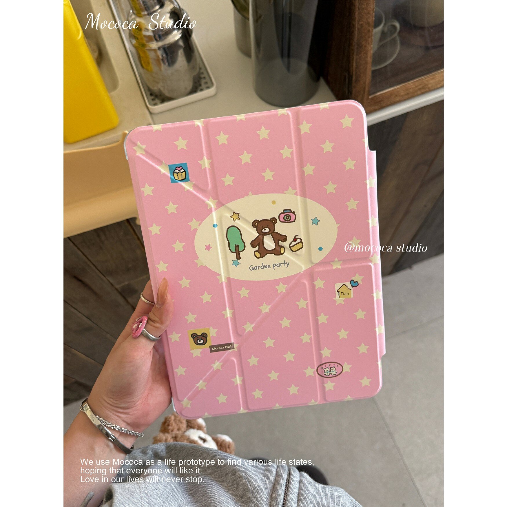 Чехол для планшета iPad Air 4/Air 5 (10.9 дюймов) с матовым акрилом и застежкой-хлопком в стиле 'Цветочная прогулка'