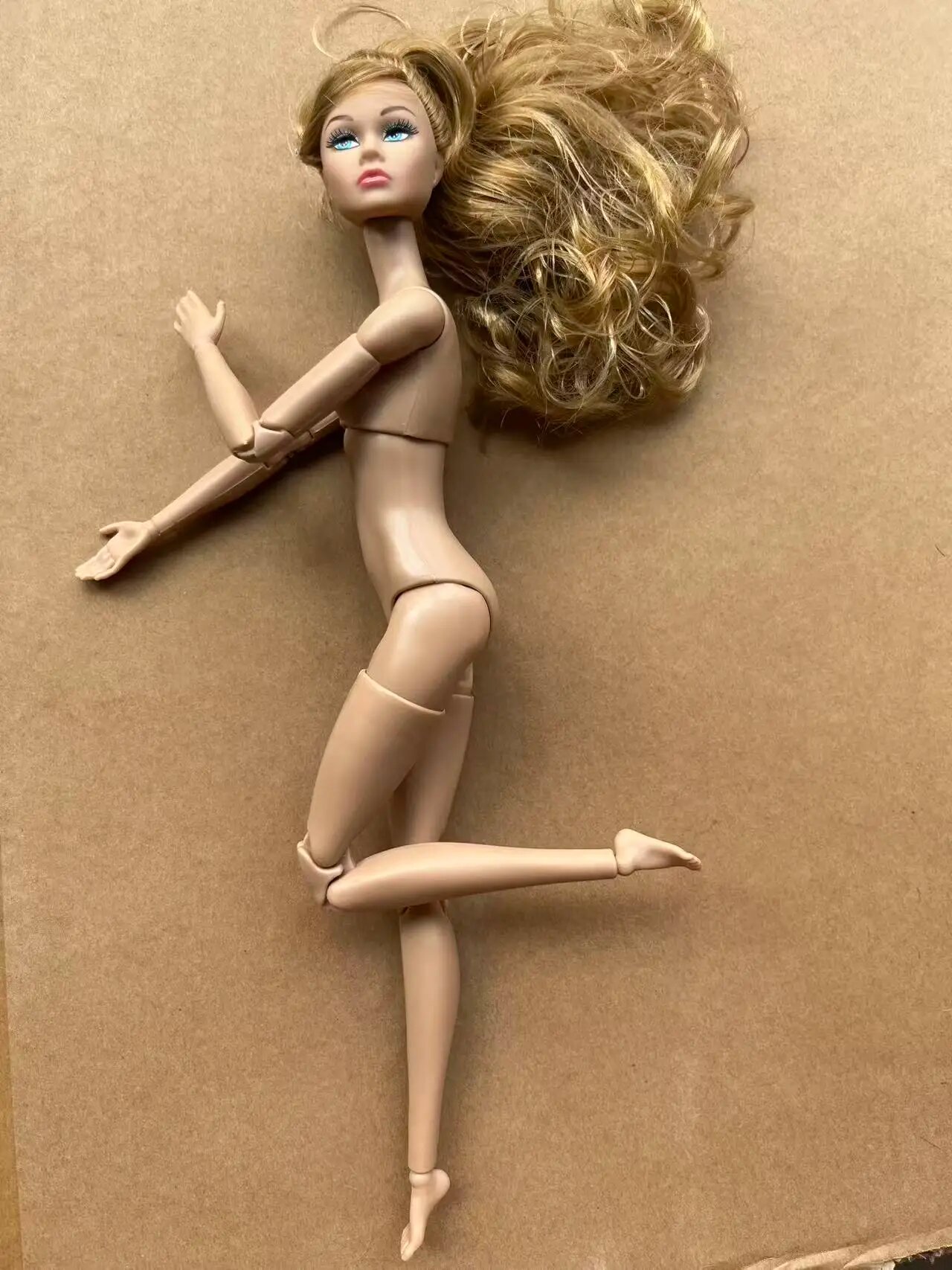 Коллекционная фигурка куклы Poppy Parker 1/6 с макияжем, бежевым супербелым кофейным телом и тонкой фигурой для йоги