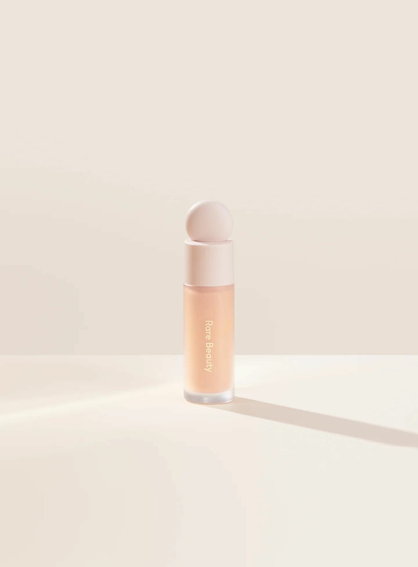 Rare Beauty Осветляющий консилер Liquid Touch Brightening Concealer (140C) 7,5 мл