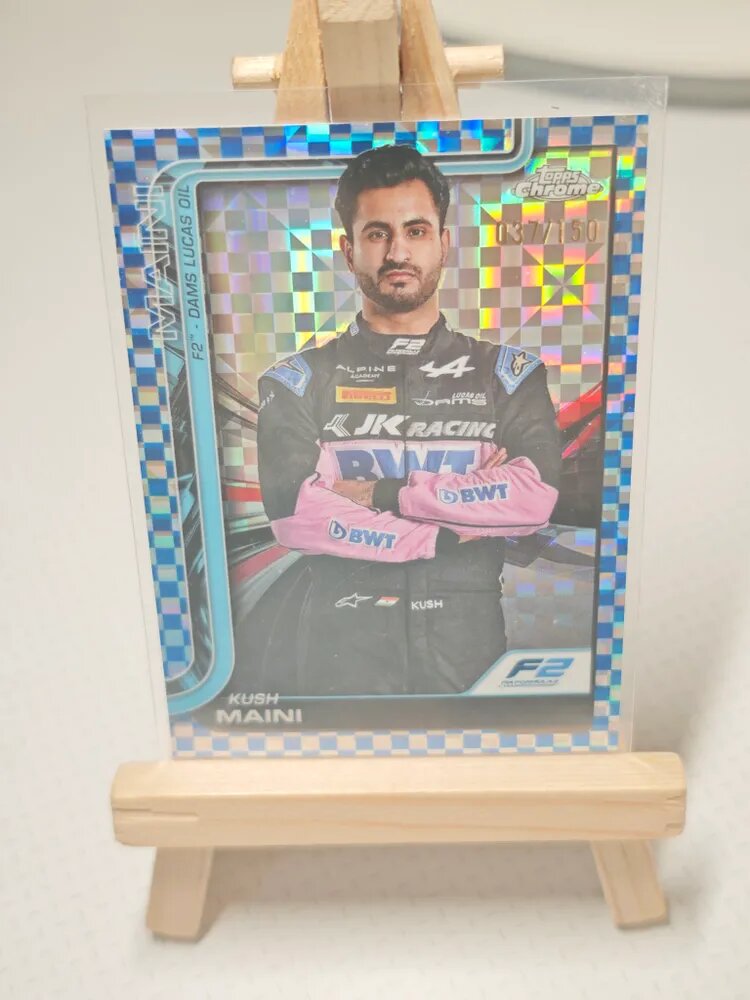 Коллекционная карточка Topps Chrome F1 с номером гоночного автомобиля