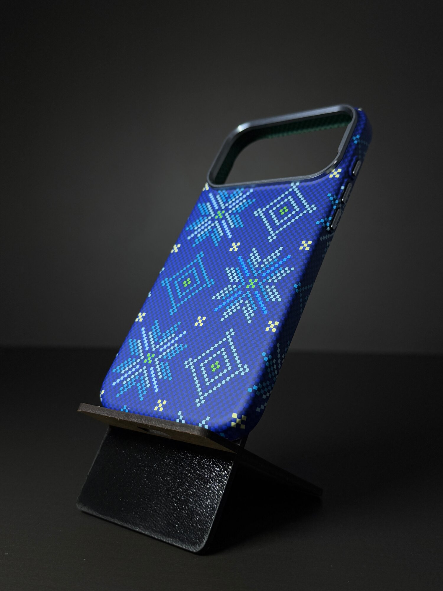 Чехол Айфон 17 Про Макс/18 Про Макс, чехол iPhone 17/18 Pro Max с MagSafe LUXO, синий с узорами, карбоновый
