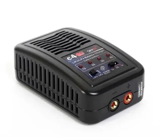 Зарядное устройство SKYRC E4AC e430 30W для LiPo/LиFe аккумуляторов (2-4S) с балансировкой, вход 100-240V AC, выход 7.4V-14.8V, Разъём XT60