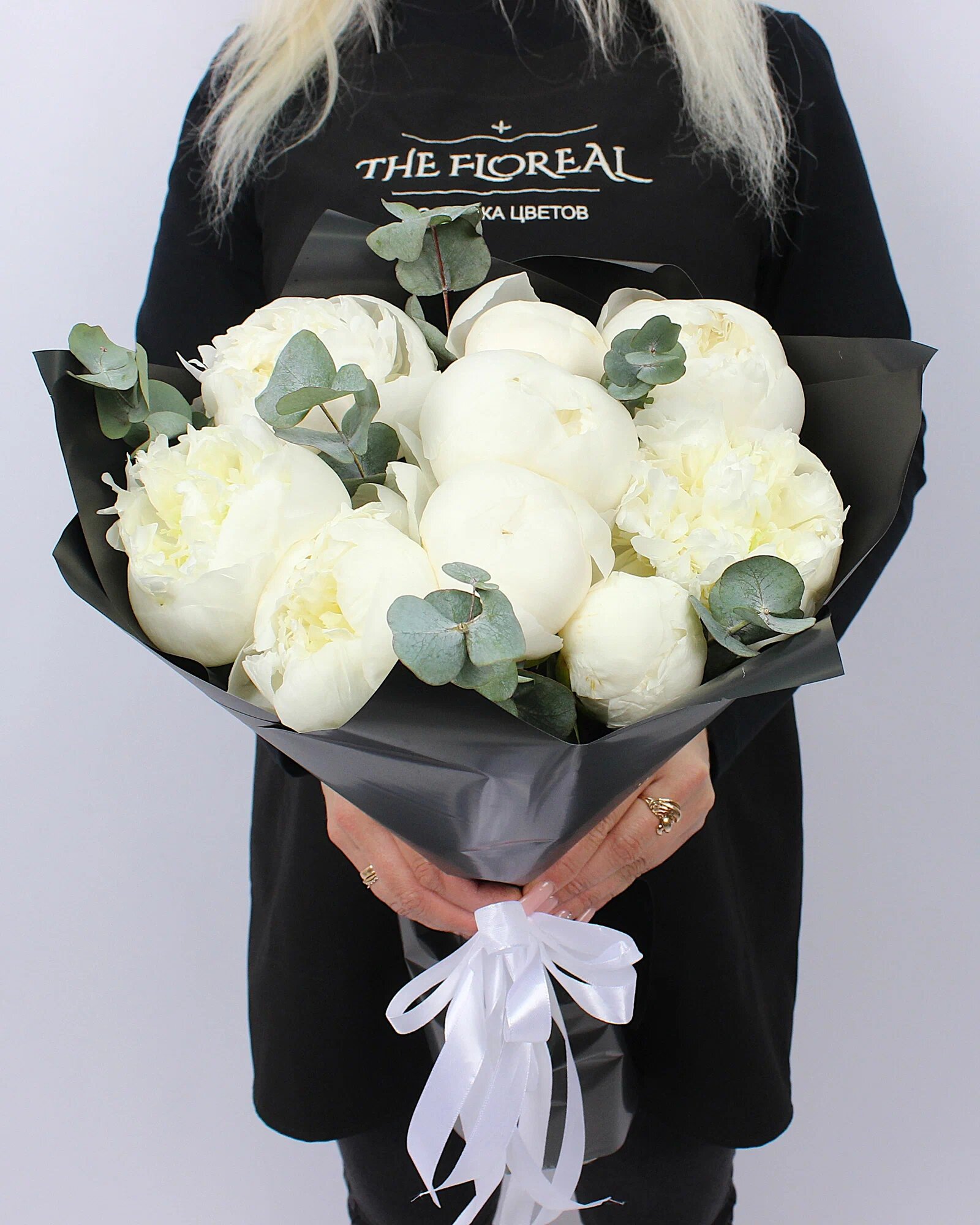 Монобукет THE FLOREAL белые пионы 9 штук, высота 55 см, с эвкалиптом