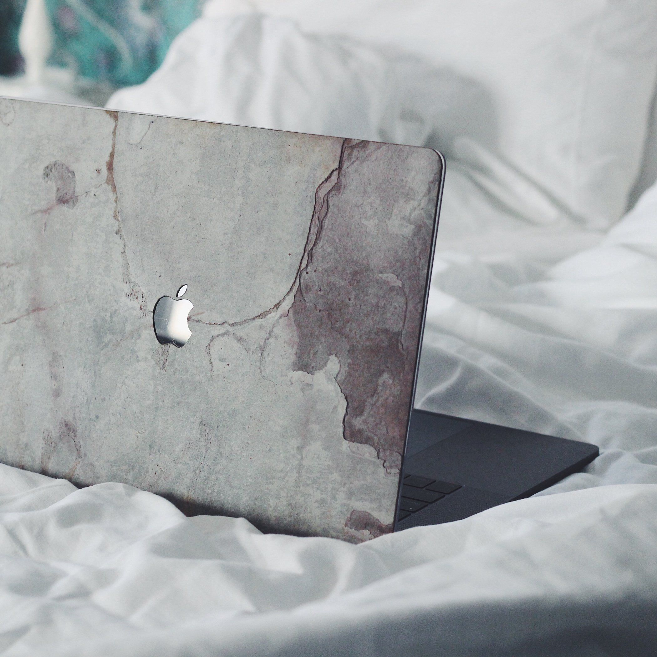 Каменная накладка на MacBook PRO 16 M1-M5. Светлый камень