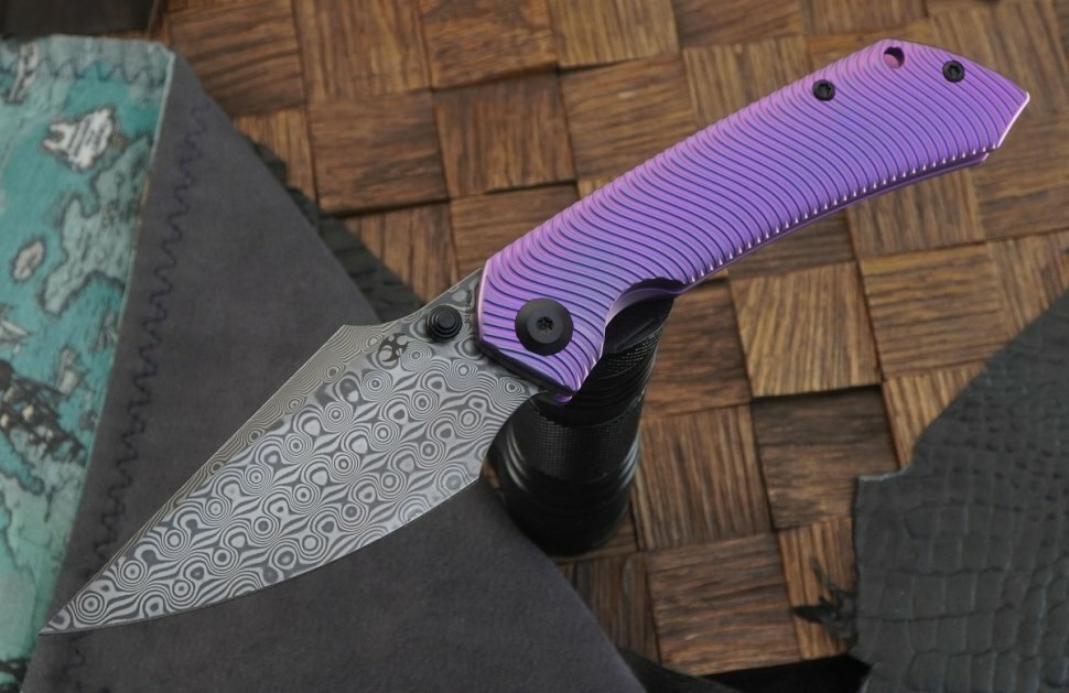 Складной нож Kansept Knives Fenrir, клинок дамаск, сатин, рукоять фиолетовый титан текстура волна