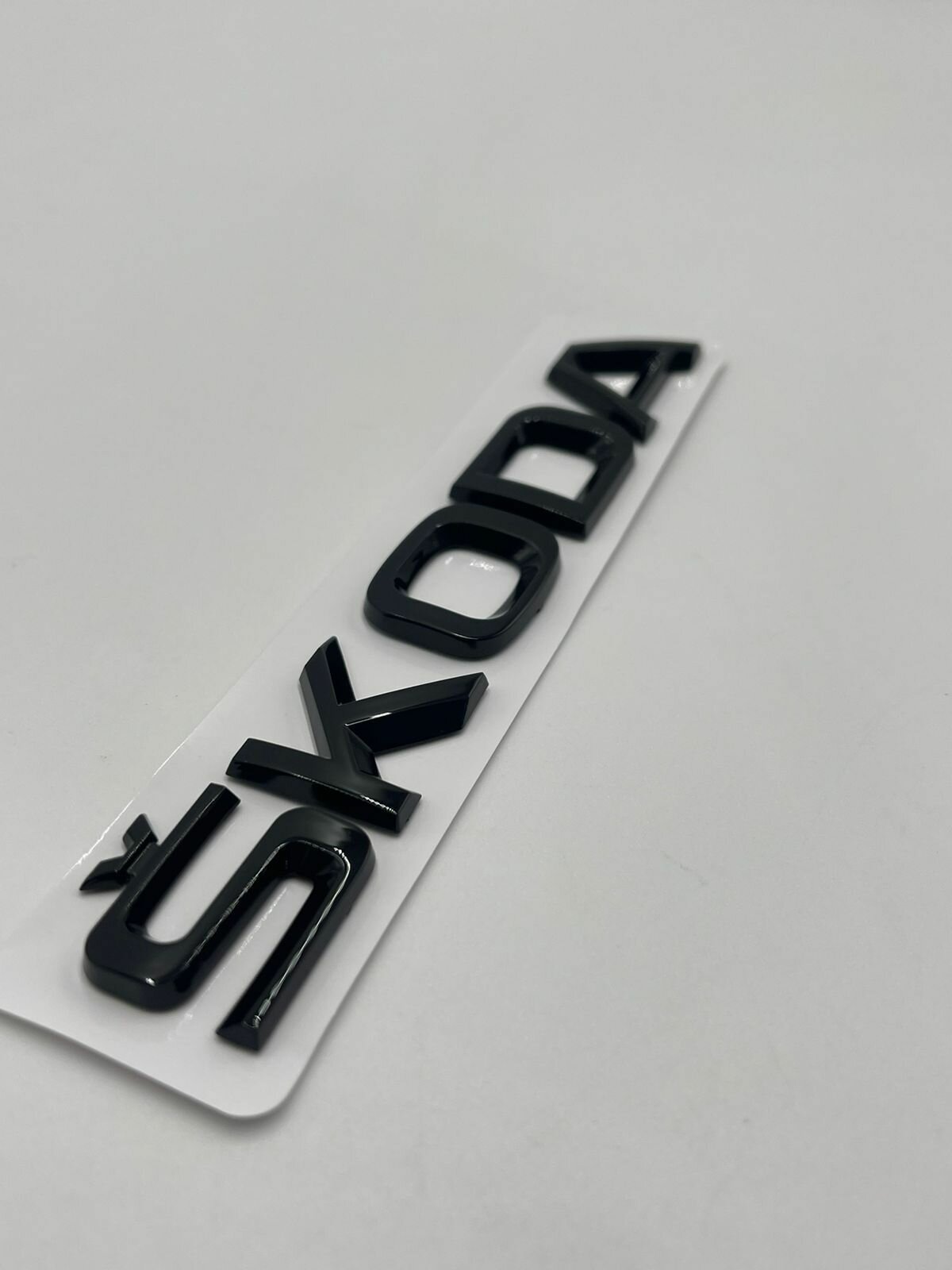 Надпись наклейка на багажник SKODA Шкода Black Глянец