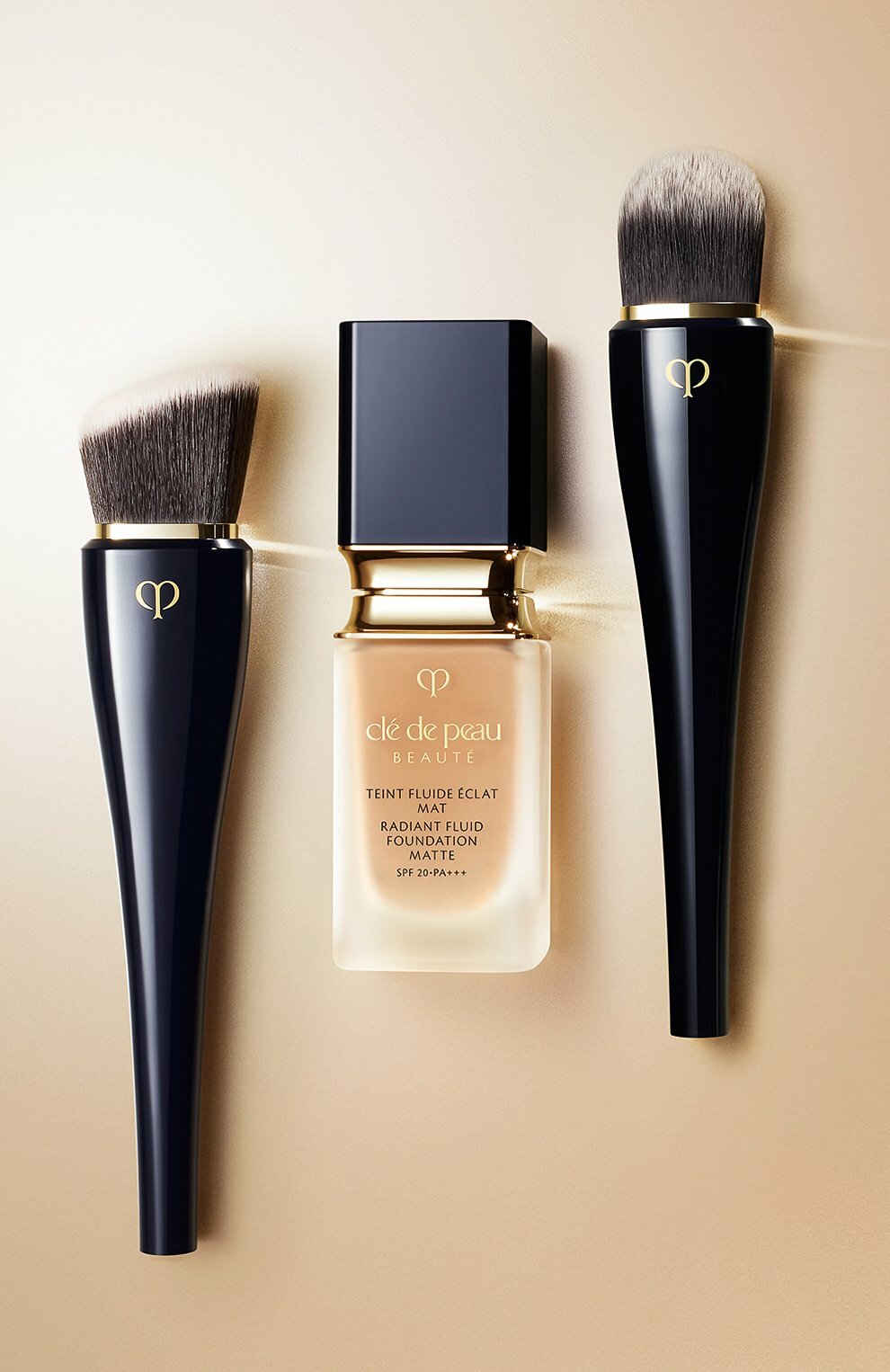 Кисть для создания плотного покрытия Clé de Peau Beauté