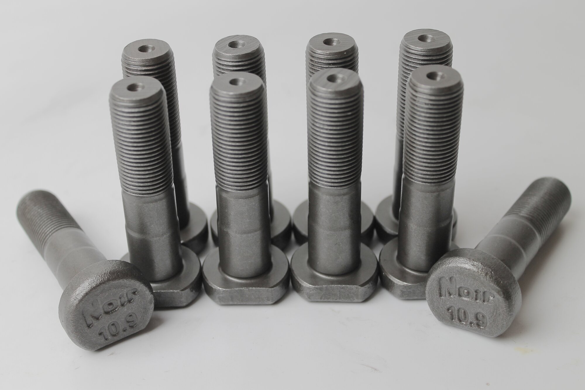 Комплект колесных задних болтов (шпилек) 10 шт MAN L2000, TGL, M18x1.5