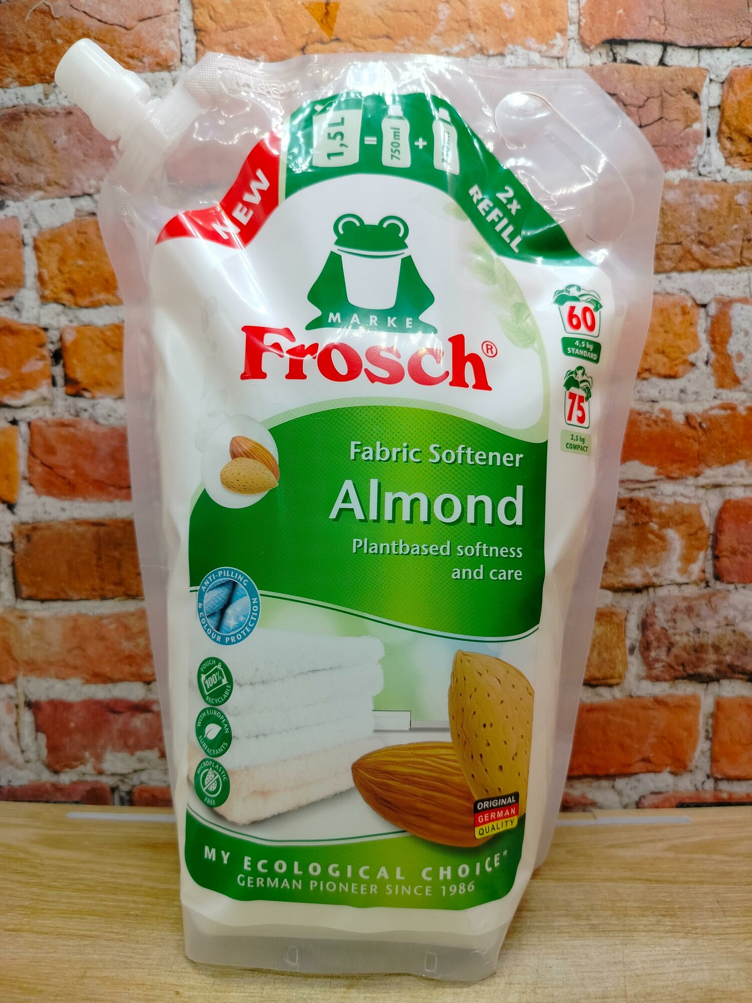 Frosch Концентрированный ополаскиватель для белья Миндальное молочко 1.5 л на 60 стирок в мягкой упаковке