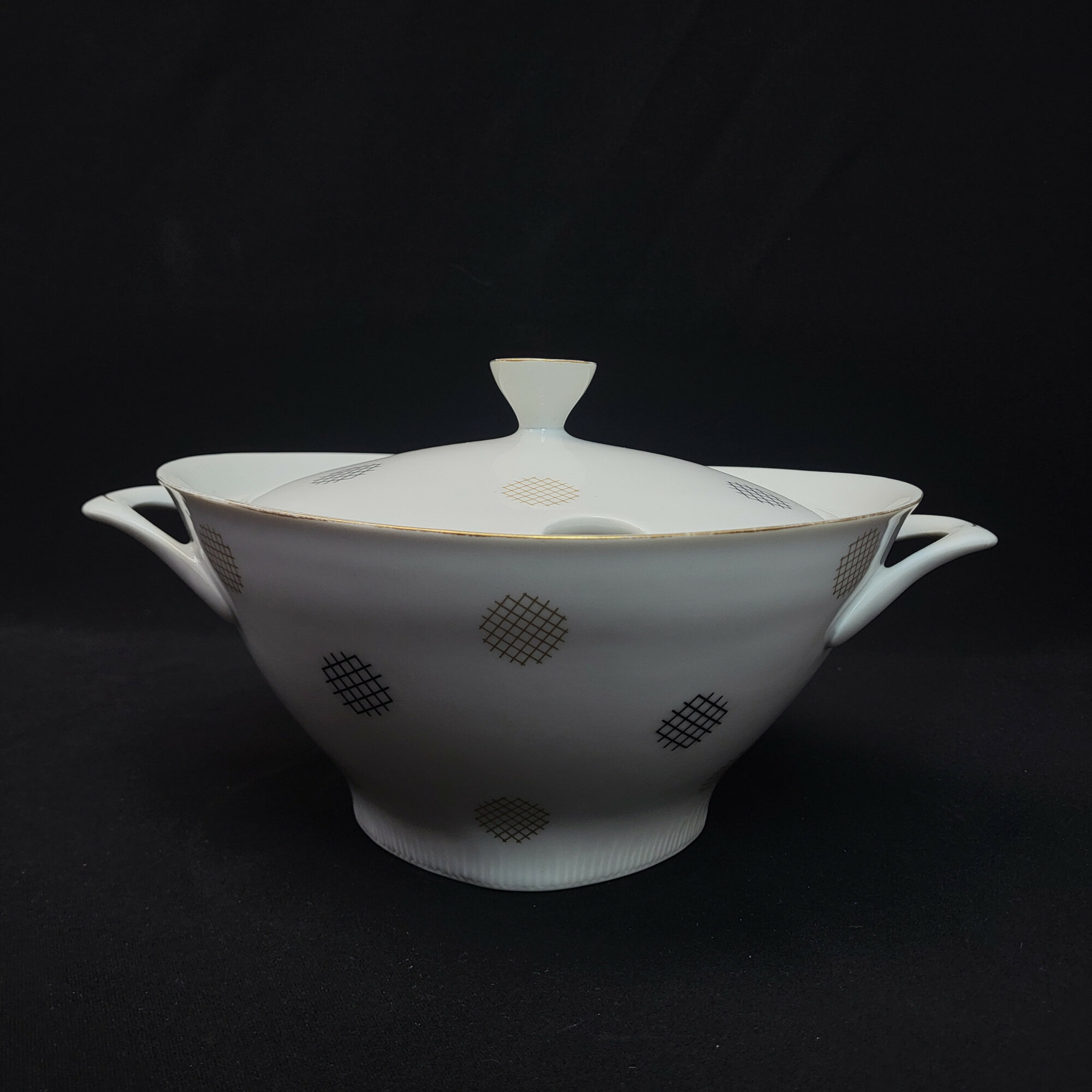 Супница винтажная, СССР. Фарфор, с крышкой, Смоленский завод, белая с геометрическим узором