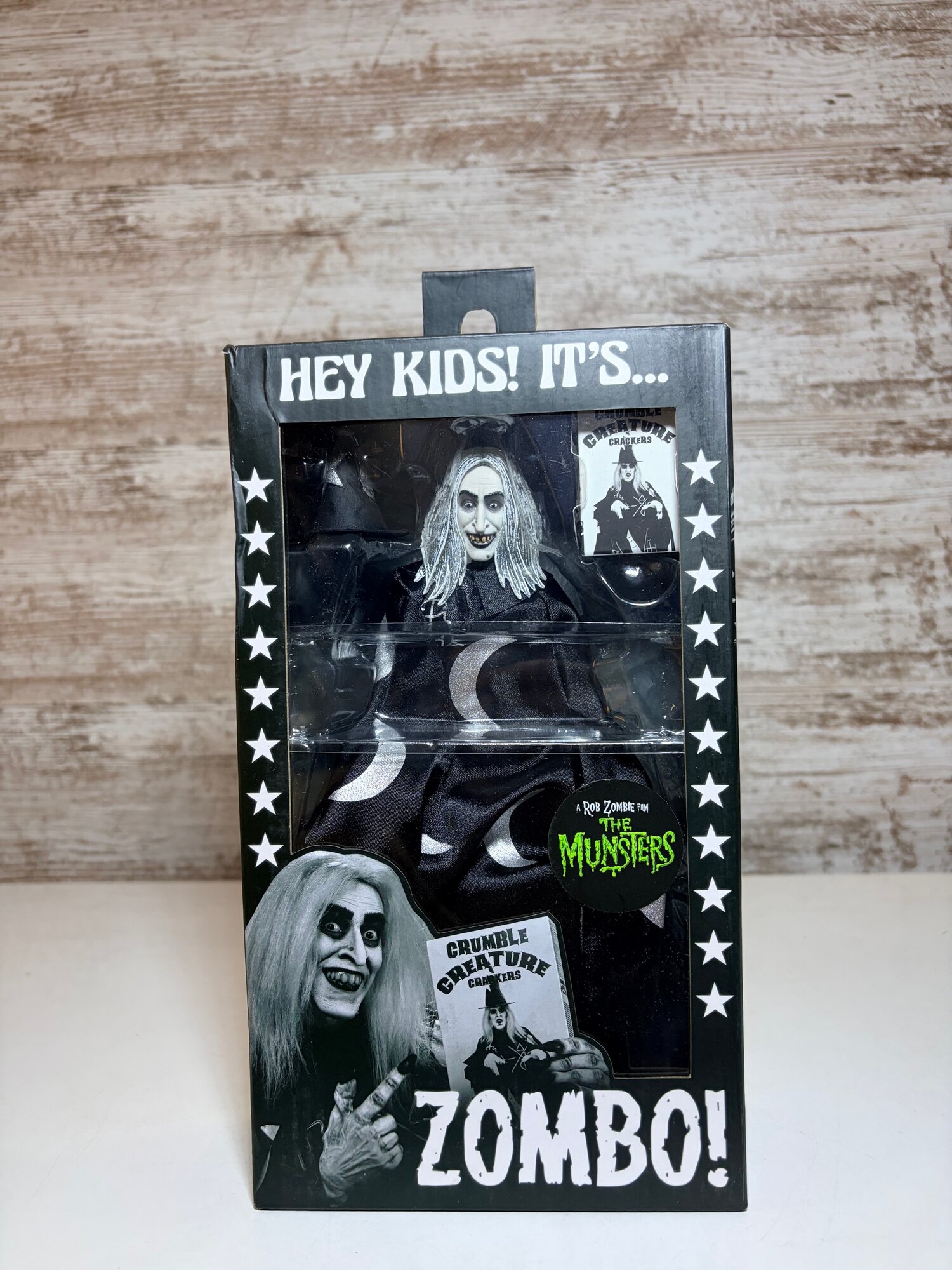 Коллекционная фигурка NECA Rob Zombie’s The Munsters (2022) Zombo, 20 см, с аксессуарами, тканевая одежда