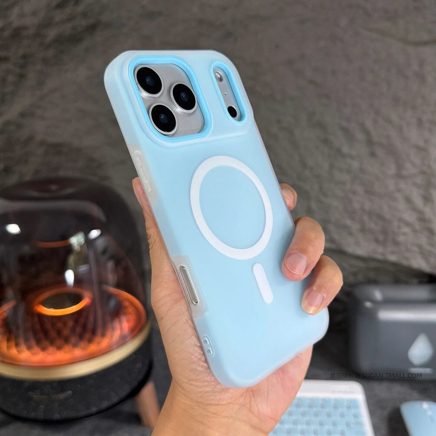 Голубой чехол для iPhone 17 Pro с беспроводной зарядкой