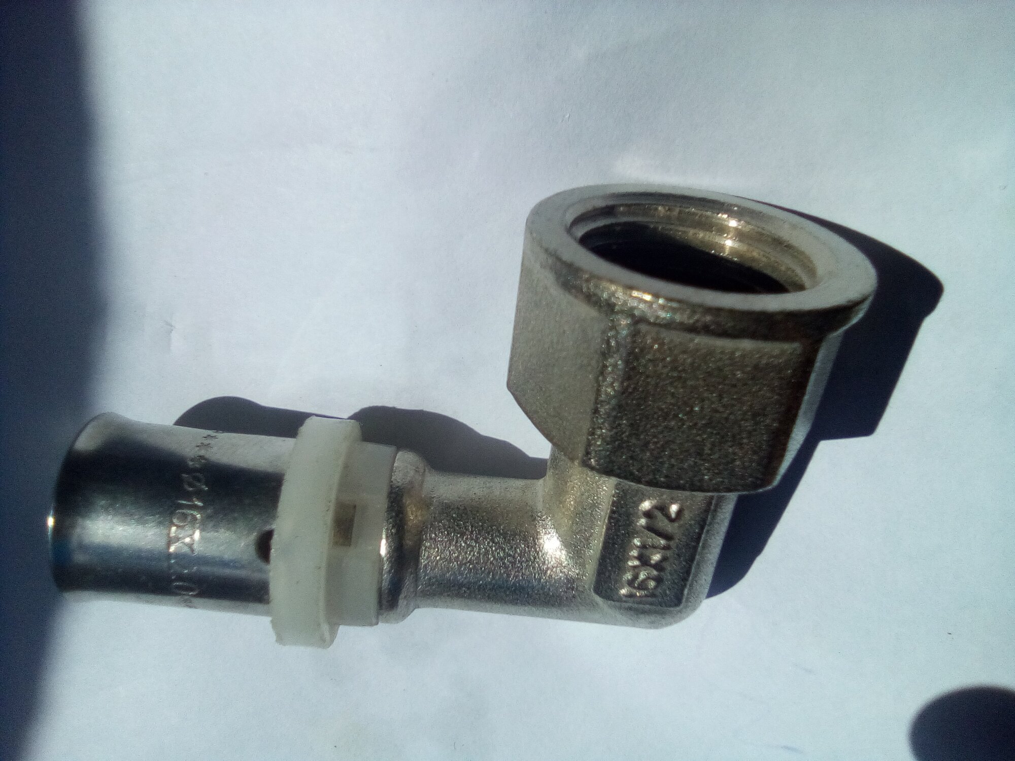 Угольник МП латунь никель пресс Дн 16х1/2"х90гр ВР ГОСТ 32415-2013 8007 VIR 8007-01